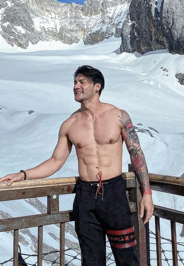 Ohm Jirapong เปิดวาร์ปหนุ่มฮอตกล้ามแน่น ลีลาดีเร้าใจ ทีเด็ดดาวทวิต