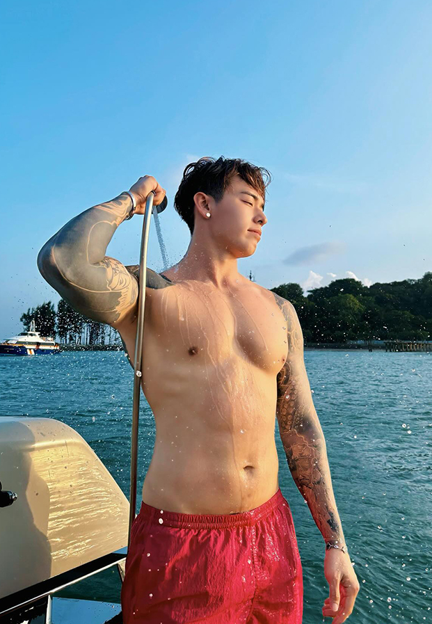 Titus Low เปิดวาร์ปหนุ่มหล่อ รอยสักสุดเท่ คอนเทนต์เสียวชวนสยิว