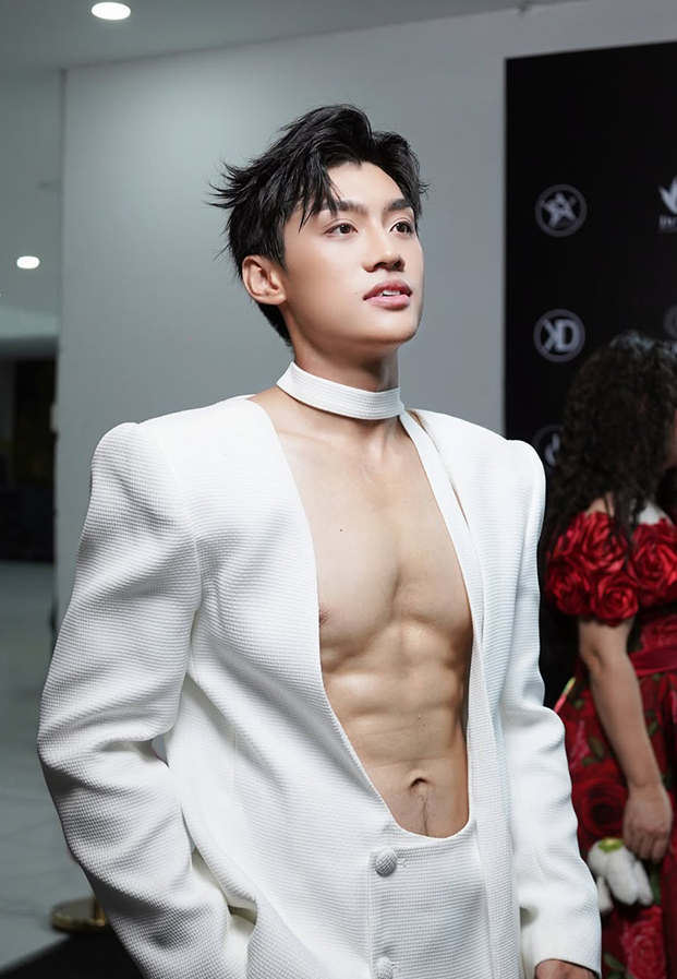 Phan Nhat V เปิดวาร์ปนายแบบชาวเวียดนาม ซิกแพคแน่น หล่อเท่งานดี