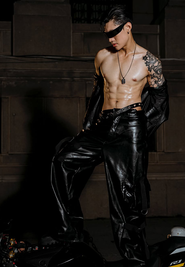 Phan Nhat V เปิดวาร์ปนายแบบชาวเวียดนาม ซิกแพคแน่น หล่อเท่งานดี