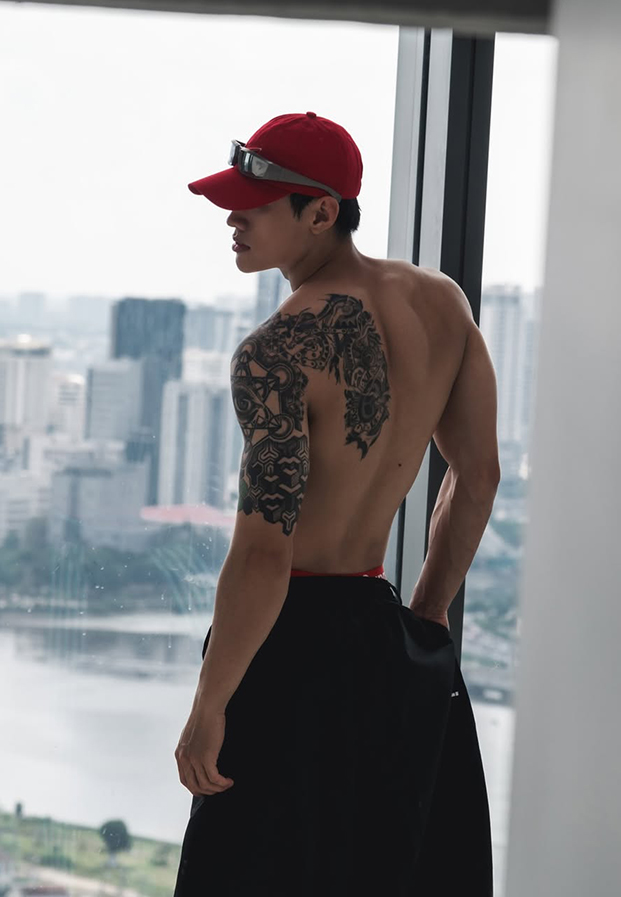 Phan Nhat V เปิดวาร์ปนายแบบชาวเวียดนาม ซิกแพคแน่น หล่อเท่งานดี